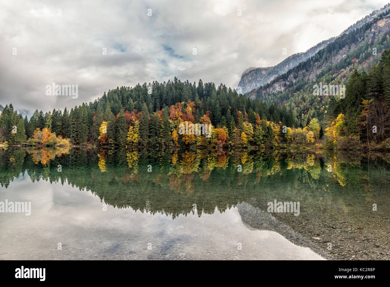 L'Italie, Trentin-Haut-Adige, la vallée de non, les nuages reflètent ...