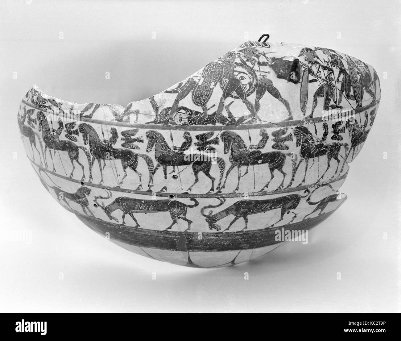 Fragment d'une colonne en terre cuite-cratère (bol pour mélanger le vin ...