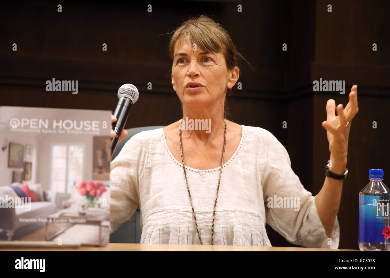 Amanda paie signer leur nouveau livre Banque de photographies et d ...