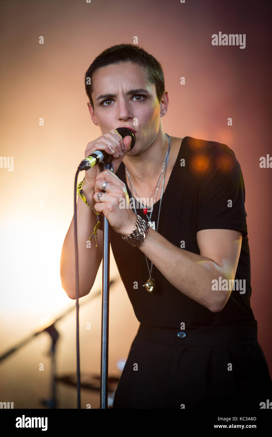 La chanteuse jehnny beth des sauvages Banque de photographies et d ...
