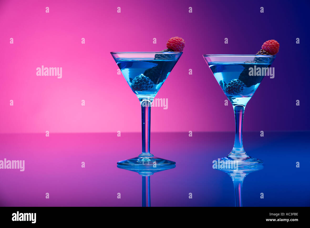 Des cocktails colorés garni de fruits rouges Photo Stock - Alamy