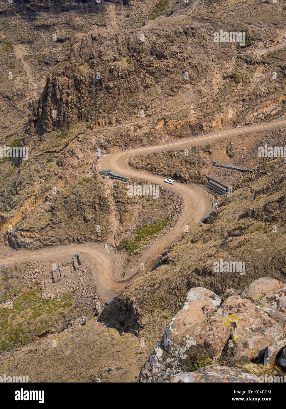 Le célèbre col de Sani chemin de terre avec de nombreux virages serrés ...