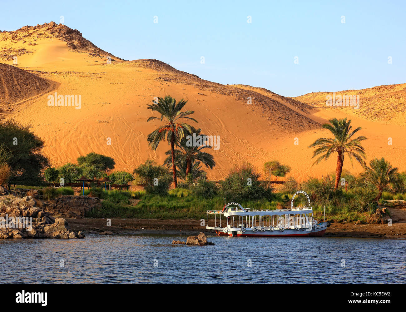 L'île Eléphantine, décor au bord du Nil entre Assouan et les villages ...
