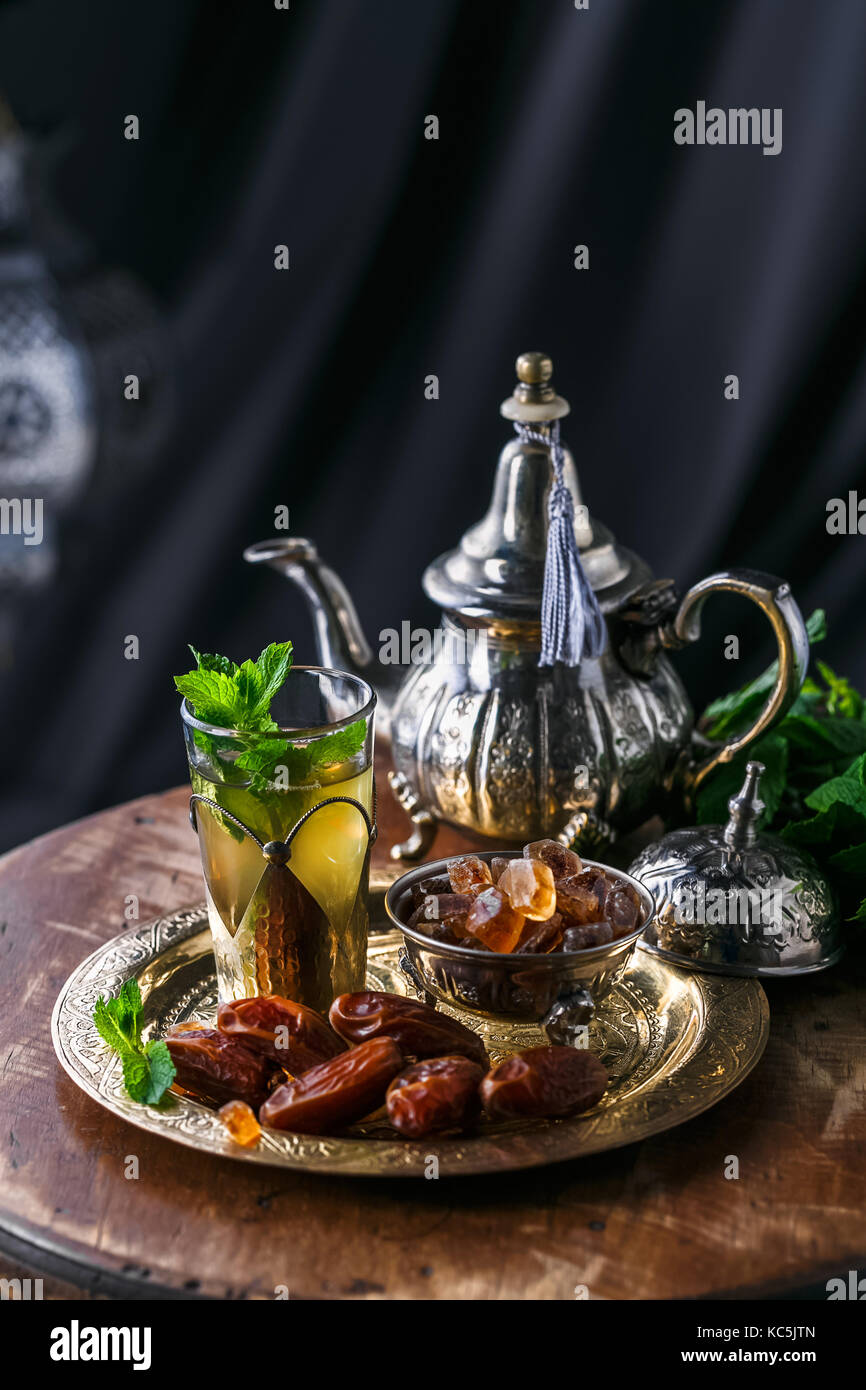 Thé marocain à la menthe Banque de photographies et d’images à haute ...