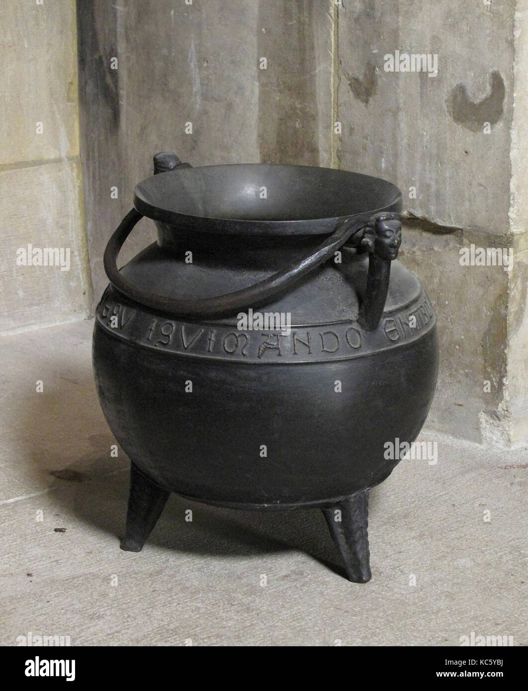 Chaudron, 13e ou 14e siècle, Français ou Sud, Russisch bronze et fer ...