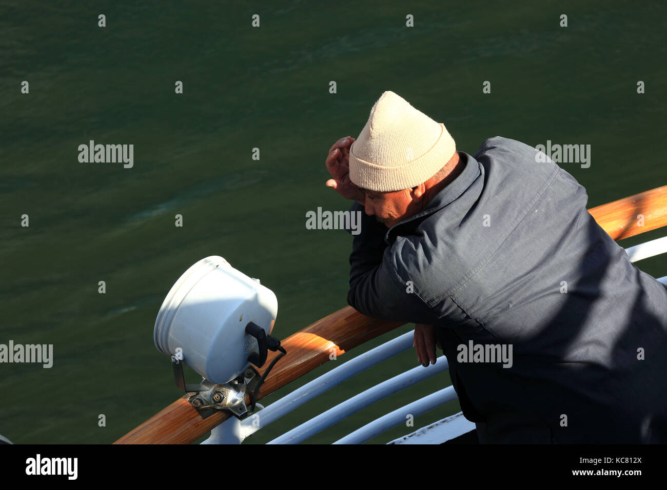 L'homme se tient à la rambarde d'un navire Photo Stock - Alamy
