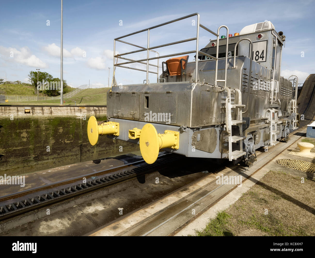Mule électrique utilisé pour les navires en direction des écluses sur ...