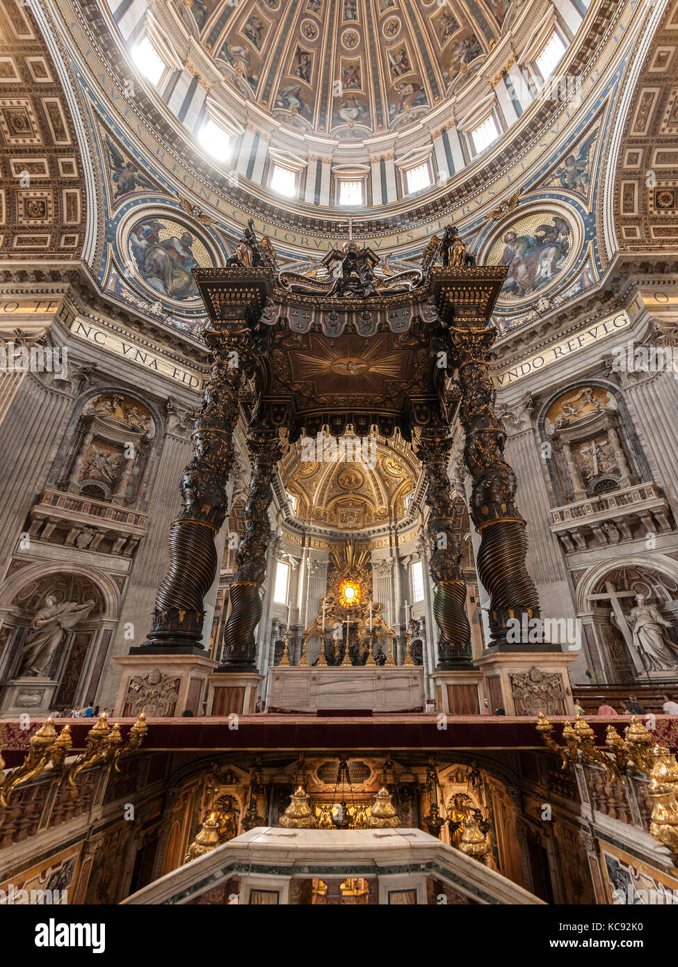 Intérieur et dôme de la Basilique St Pierre dans la Cité du Vatican à ...