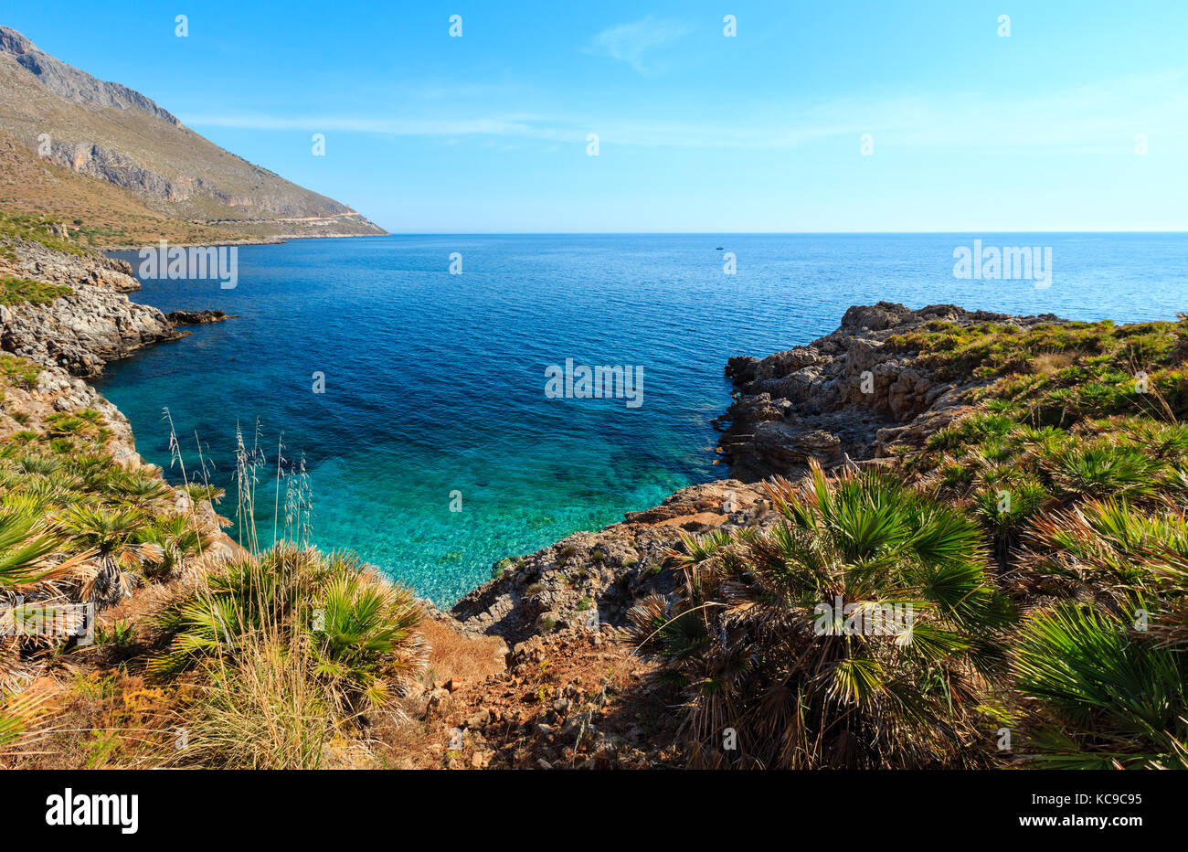 Paradise Bay mer azure avec l'eau. vue depuis le sentier littoral de ...