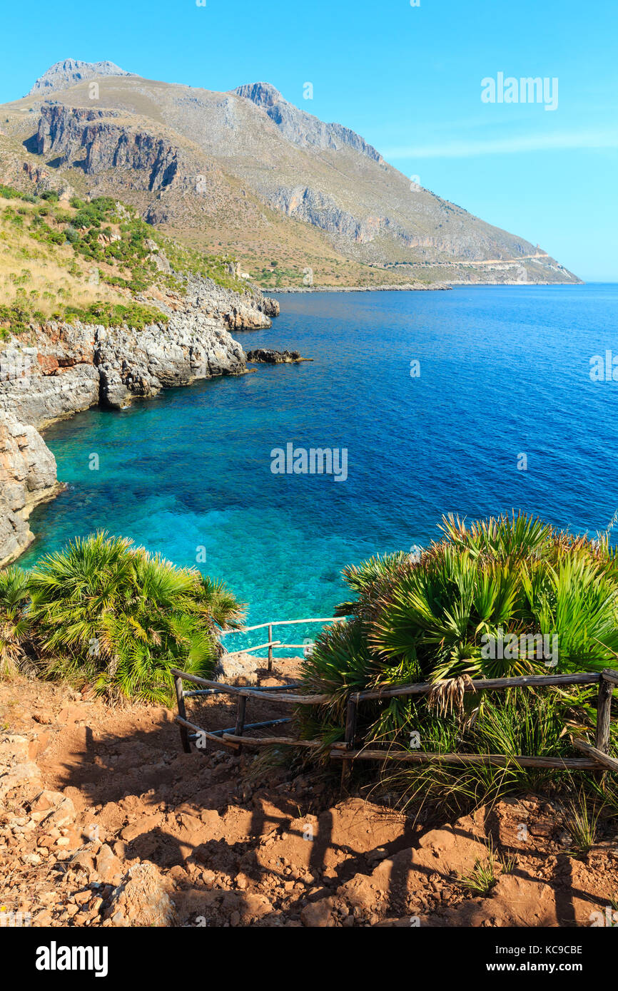 Paradise Bay mer azure avec l'eau. vue depuis le sentier littoral de ...