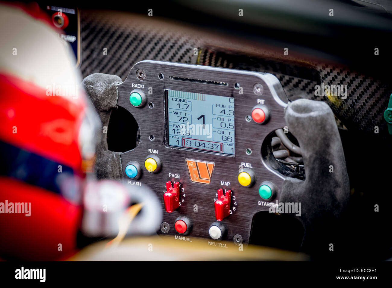 Volant de voiture de course avec les commandes à bouton-poussoir close ...