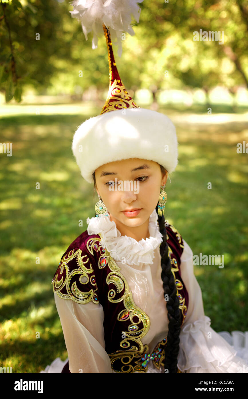 Turkmen Woman In The Traditional Costume Banque De Photographies Et D