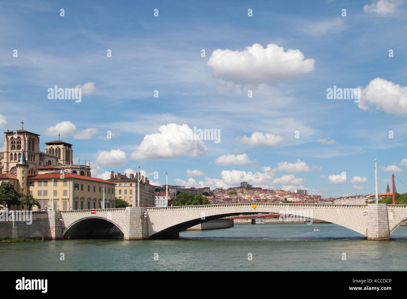 LYON, FRANCE, 29 MAI 2014 : fleuve Saone et pont Bonaparte.Le vieux ...