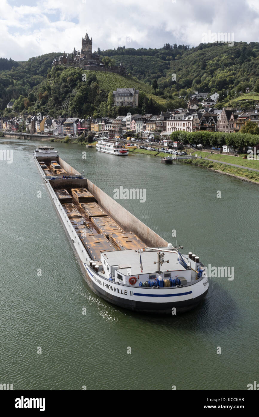Une barge, Rhenus Thionville 11, transportant à tôle, vallée de la ...