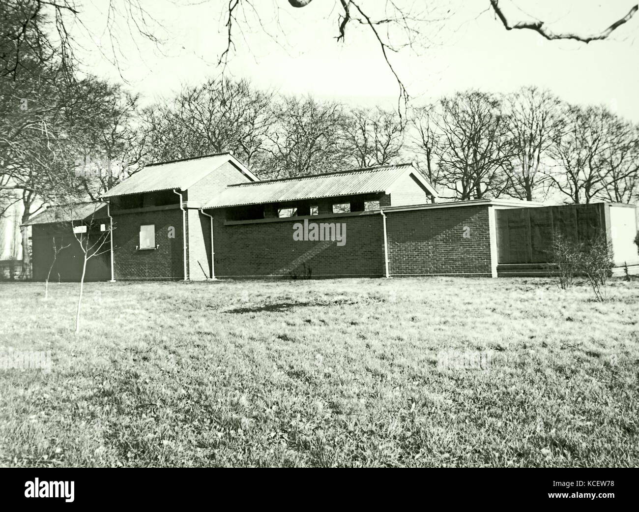 Photographie d'un bâtiment abritant une tour solaire horizontale dans ...