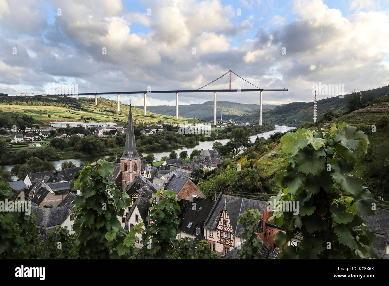 La ville de Urzig, dans la vallée de la Moselle, l'Allemagne, avec l ...