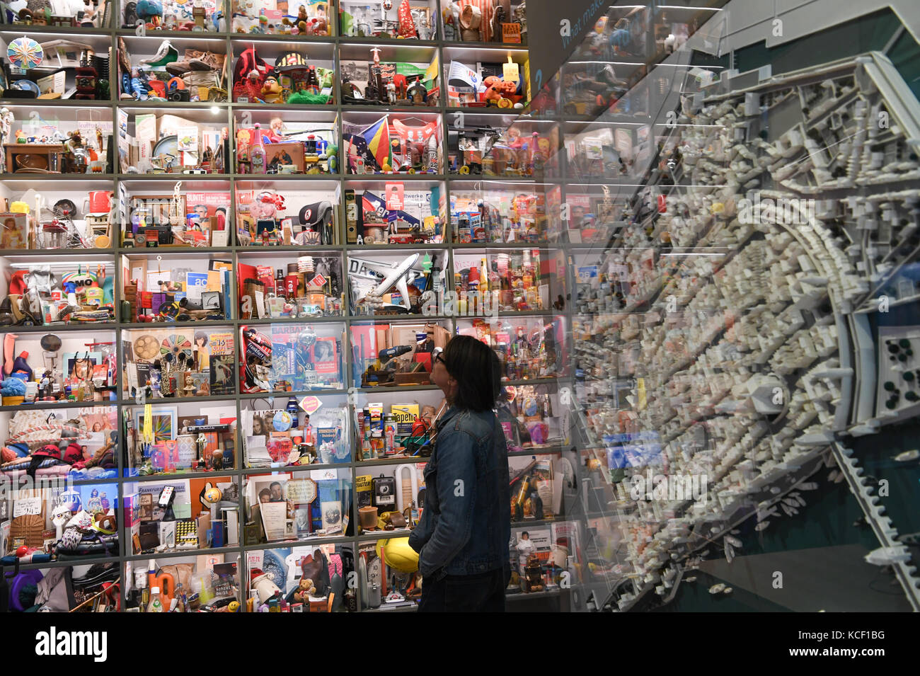 L'artiste Karsten Bott se tient devant l'installation 'von Jedem Eins' (lit. 'Un de chaque ...