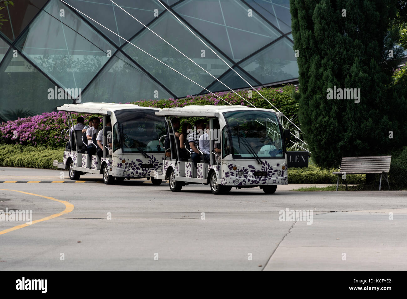 Mini-bus électriques qui emmènent les visiteurs lors d'un voyage ...