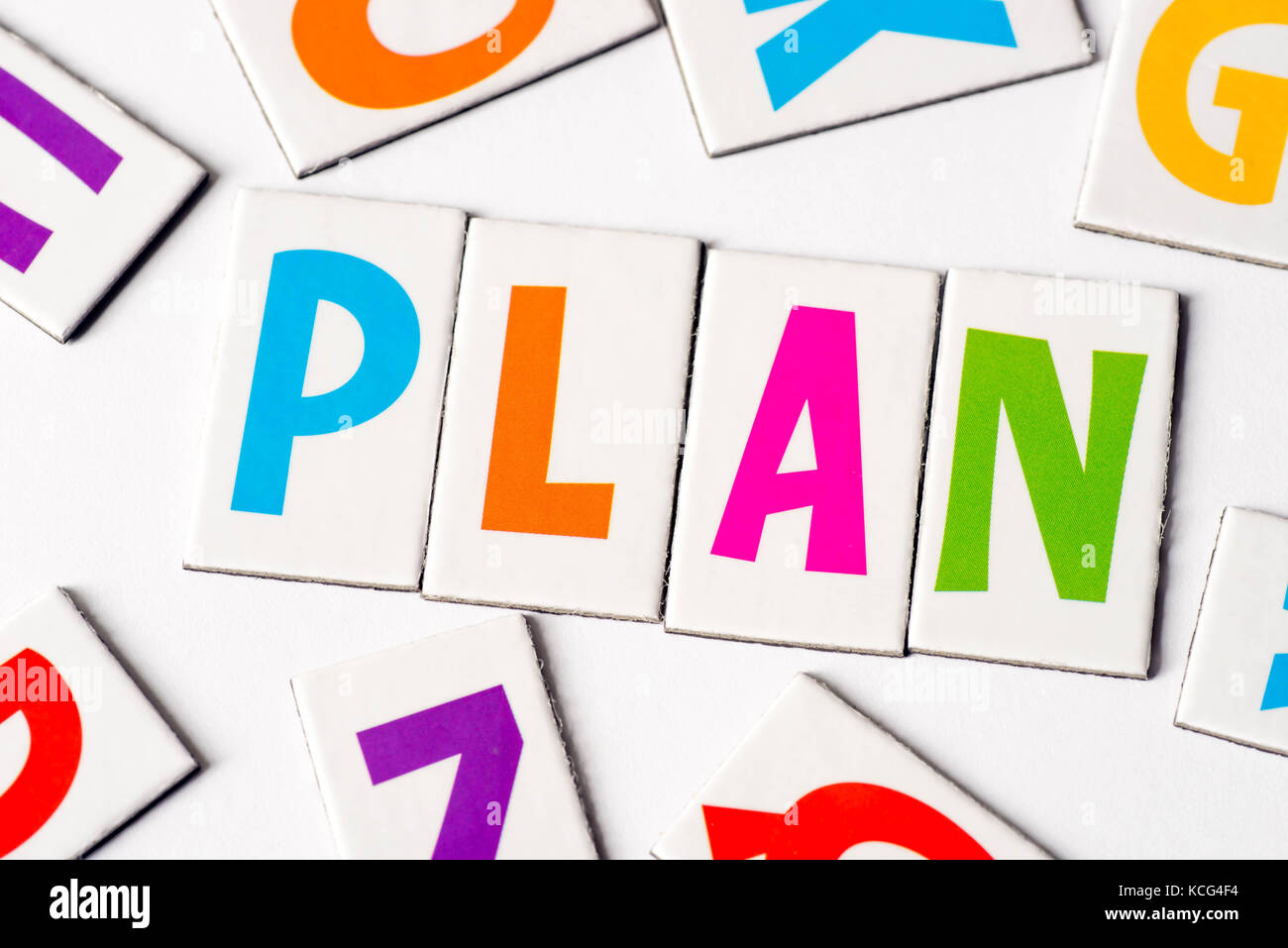 Mot de plan lettres colorées sur fond blanc Photo Stock - Alamy