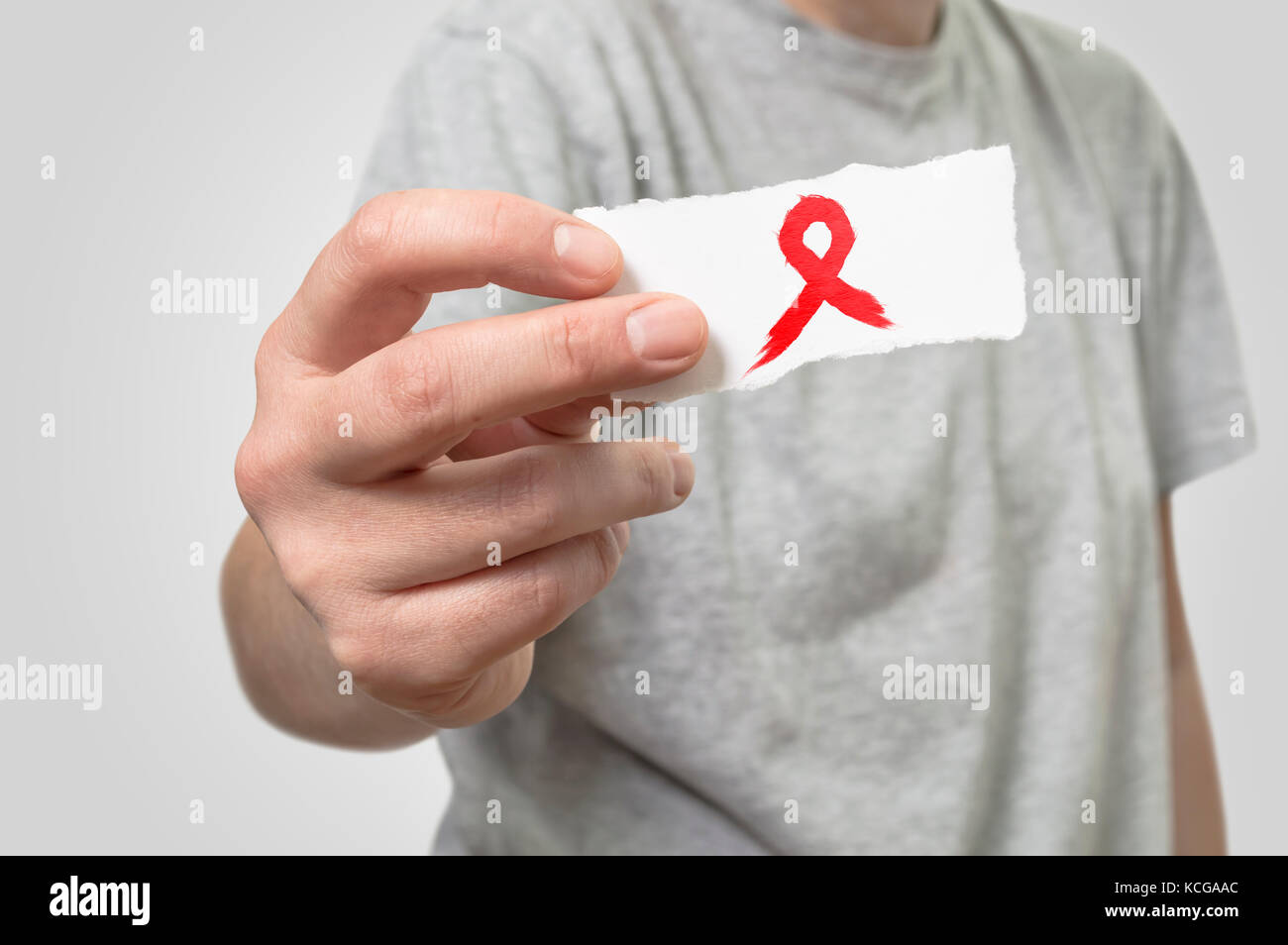 Carte avec ruban rouge dans la main pour augmenter la sensibilisation ...