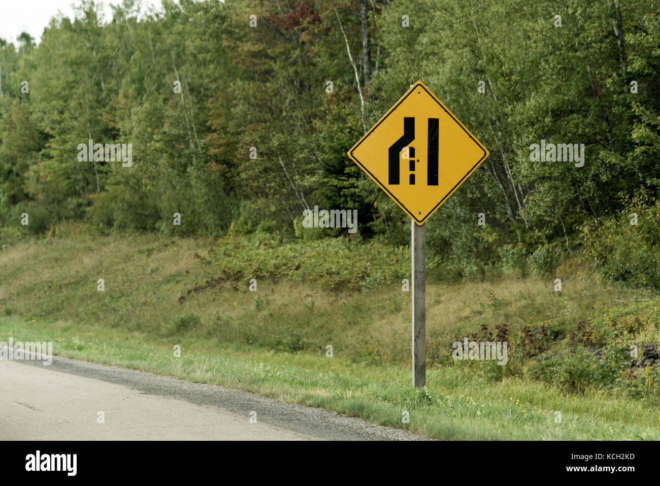 Route étroite poteau de signalisation jaune noir trans Québec canada ...