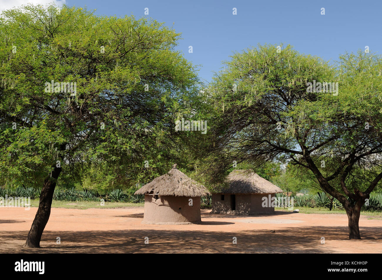 Maison de terre ronde traditionnelle en Afrique Photo Stock - Alamy