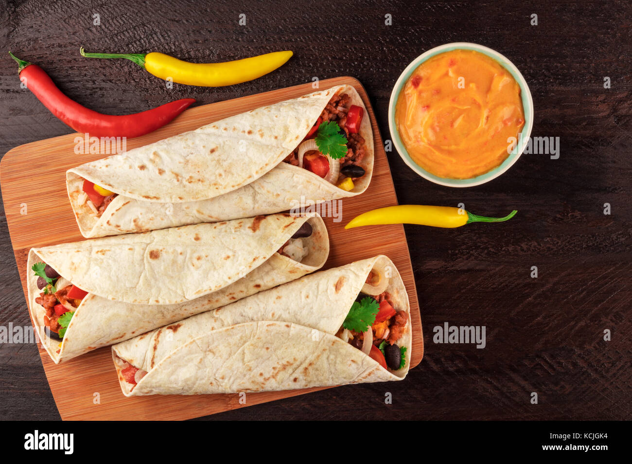 Une photo prise à la verticale du mexican burritos au boeuf, riz ...