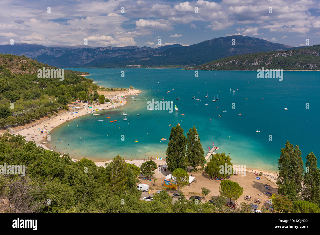 Lac de Sainte-croix, Provence, France - les gens sur la plage et dans ...