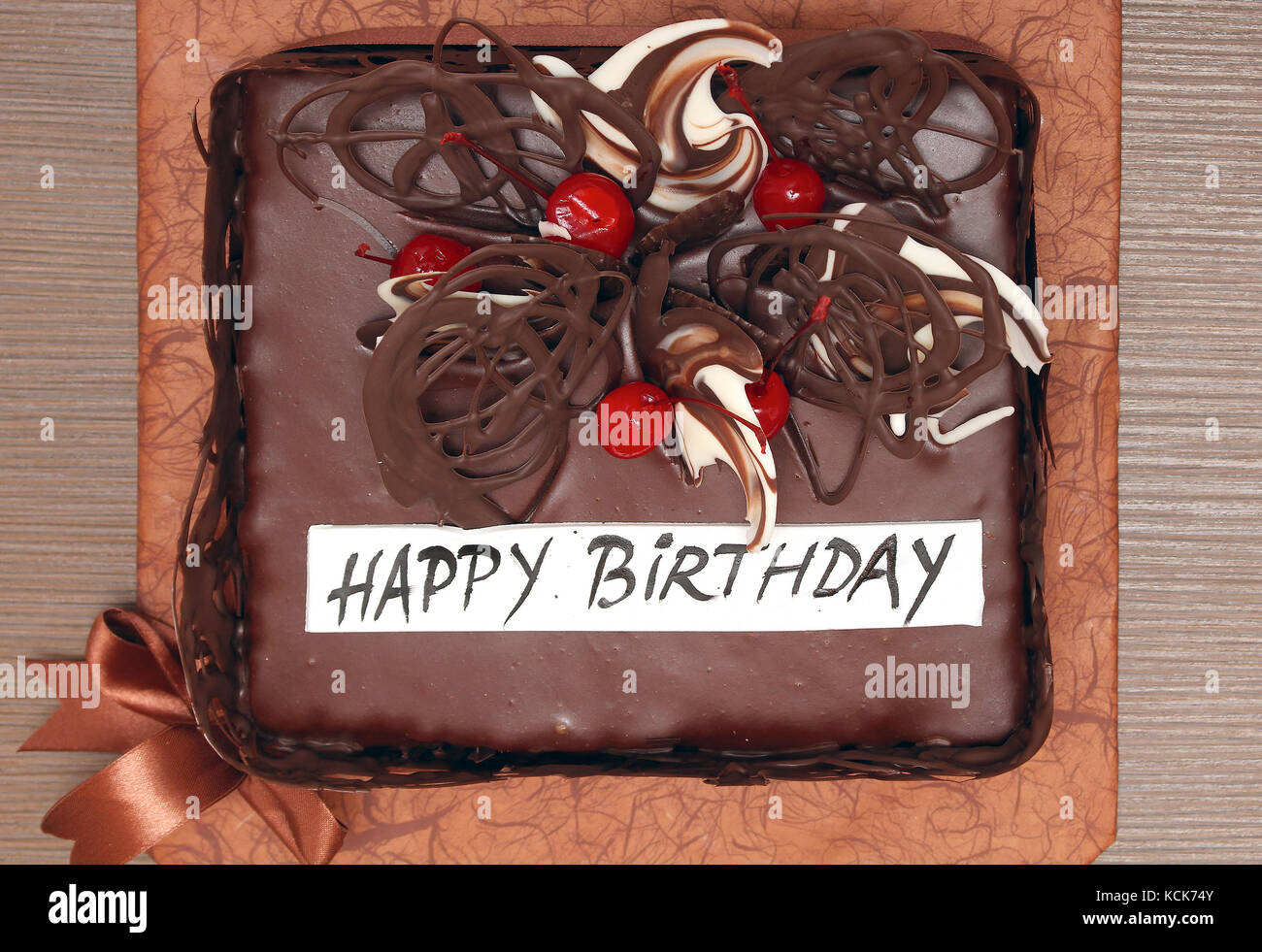 Gâteau au chocolat avec des cerises confites et décoration joyeux ...