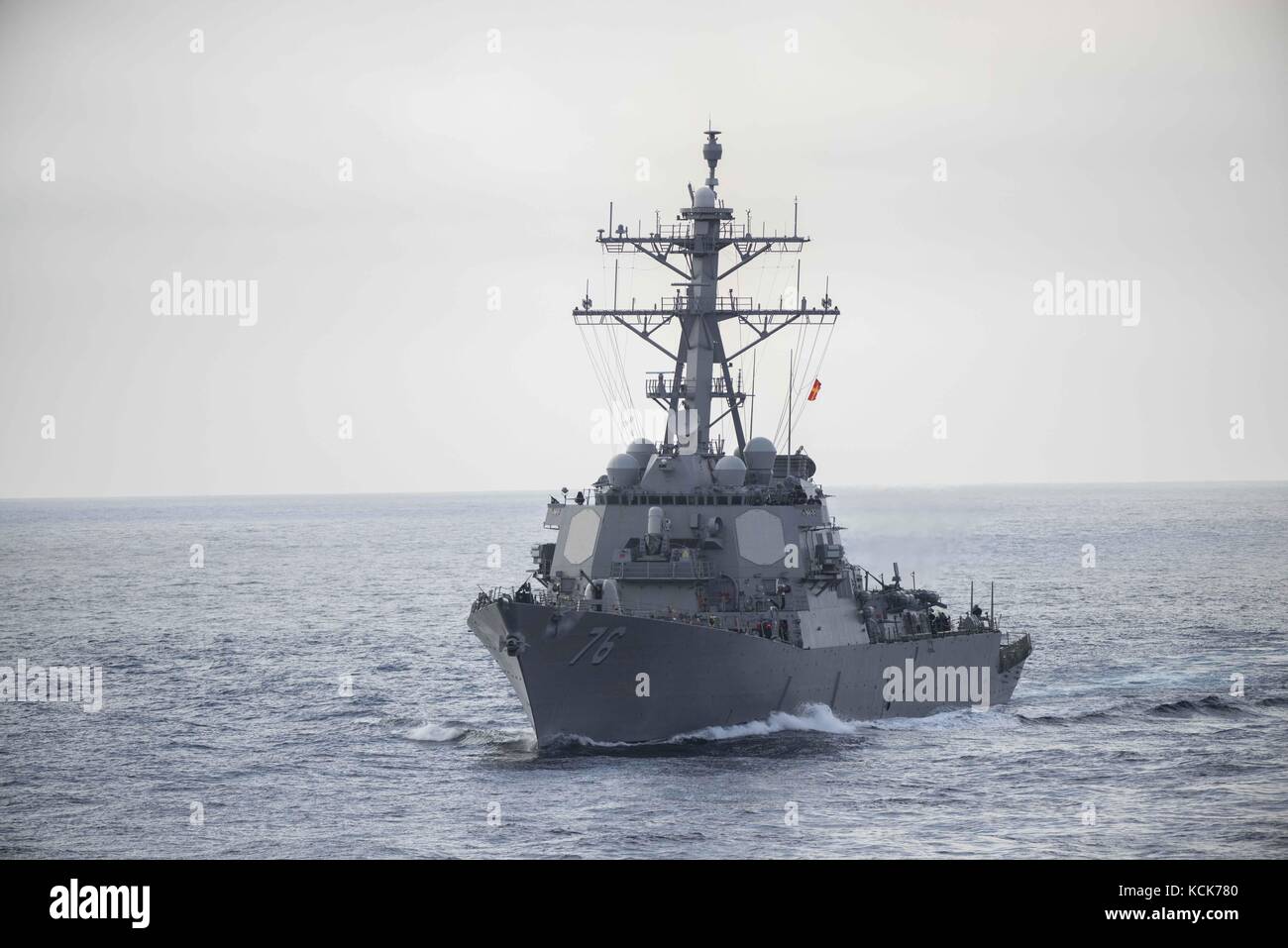 Le destroyer lance missiles de classe arleigh burke uss higgins Banque ...