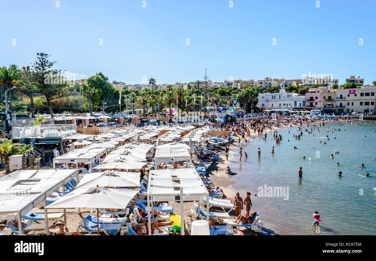 Beach st georges bay malta Banque de photographies et d’images à haute ...