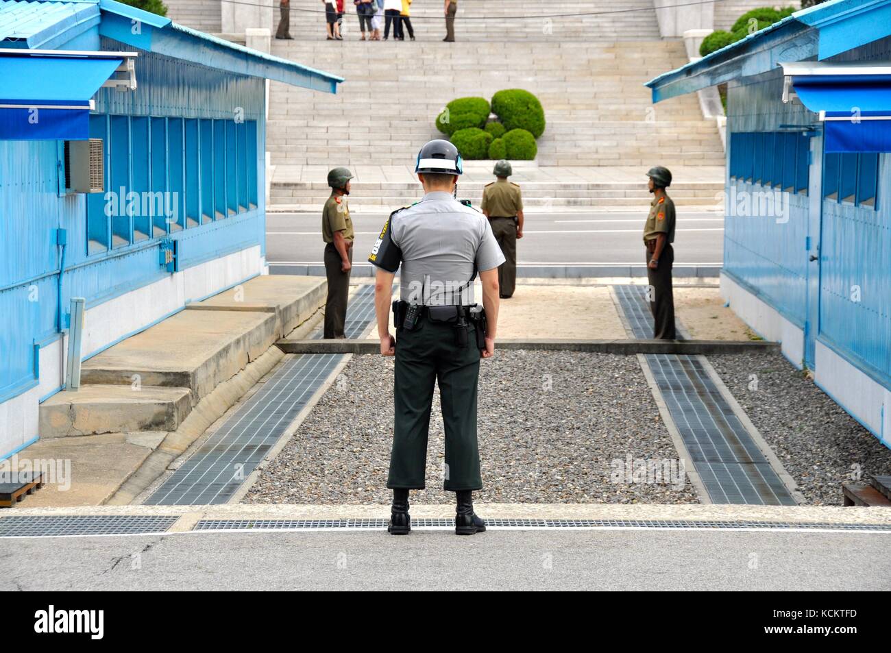 PANMUNJOM, CORÉE DU SUD - le 26 septembre 2014 : des soldats coréens ...