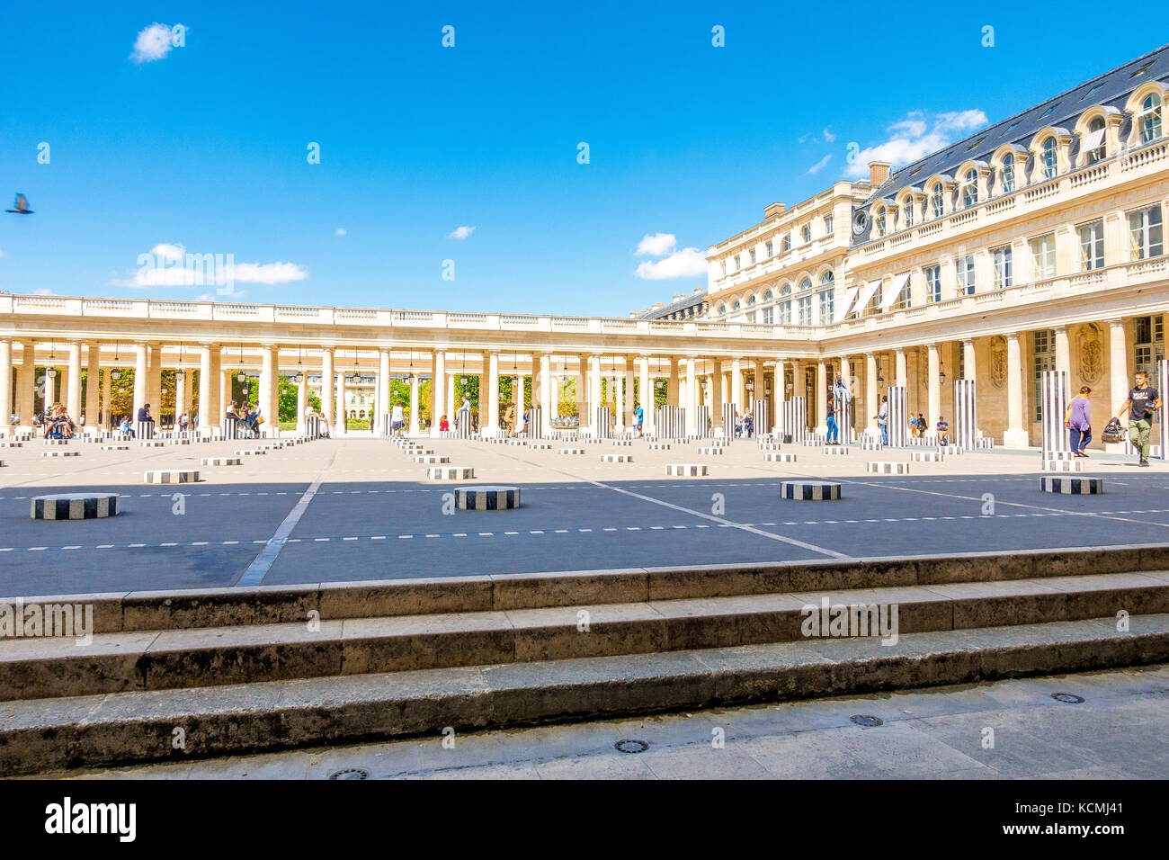 Colonnes de daniel buren Banque de photographies et d’images à haute ...