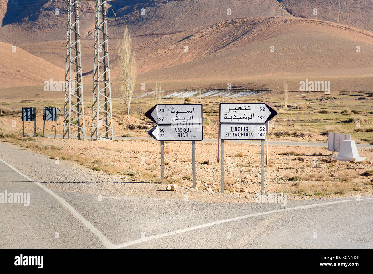 La fourche de la route d'Assoul, riches ou Tinghir, Errachibia. Maroc ...