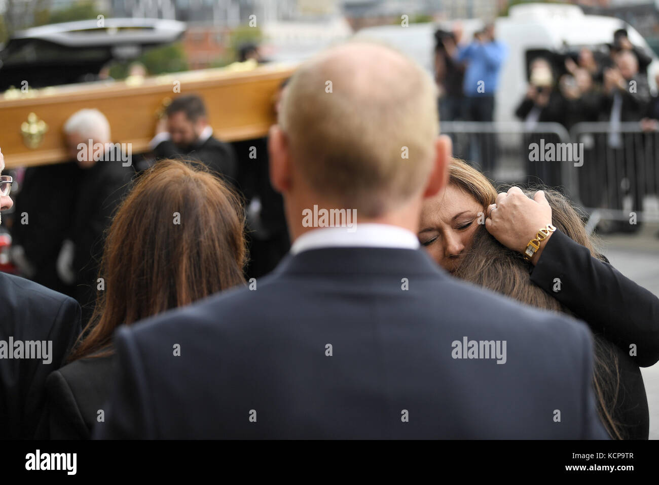 Les personnes qui arrivent à la cathédrale de Salford pour le service ...