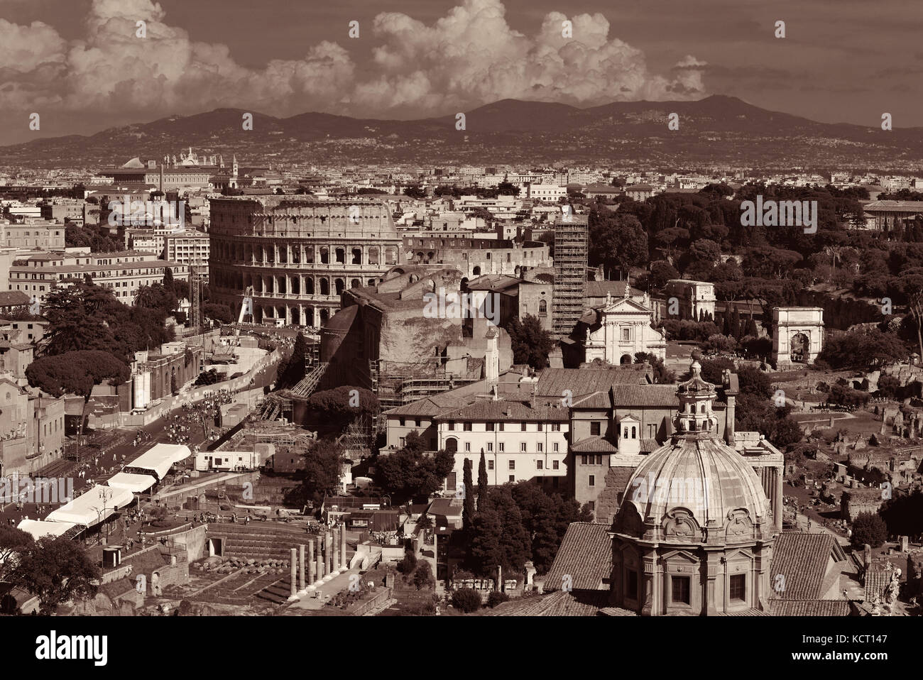 Vue sur les toits de Rome avec l'architecture ancienne en noir et blanc ...
