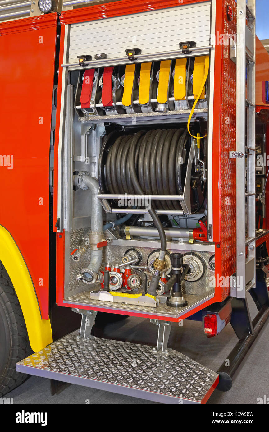 Moteur de pompe à incendie avec les tuyaux d'eau et vannes Photo Stock ...