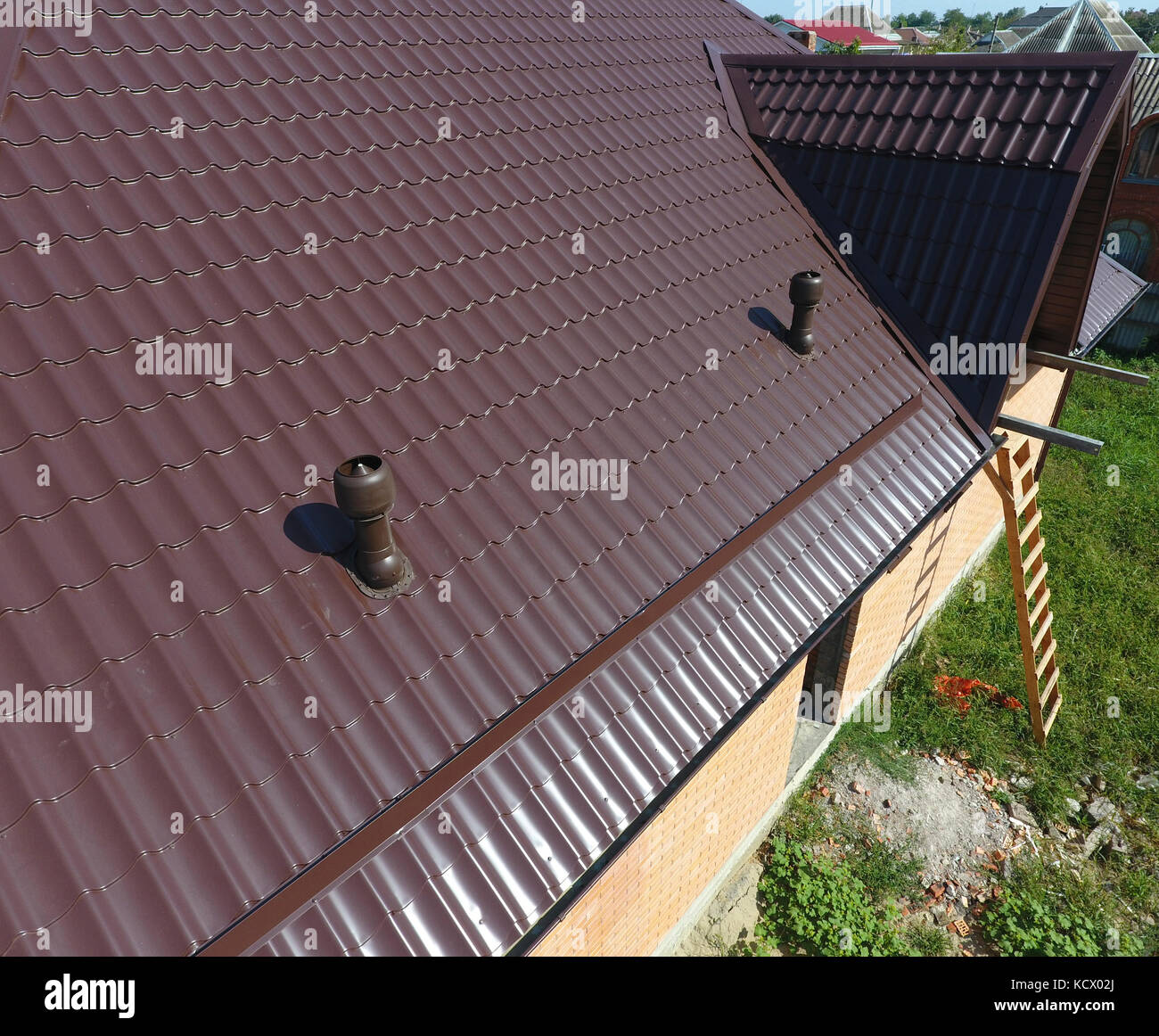 Le toit de tôle ondulée. roofing d'un profil en métal de forme ondulée ...