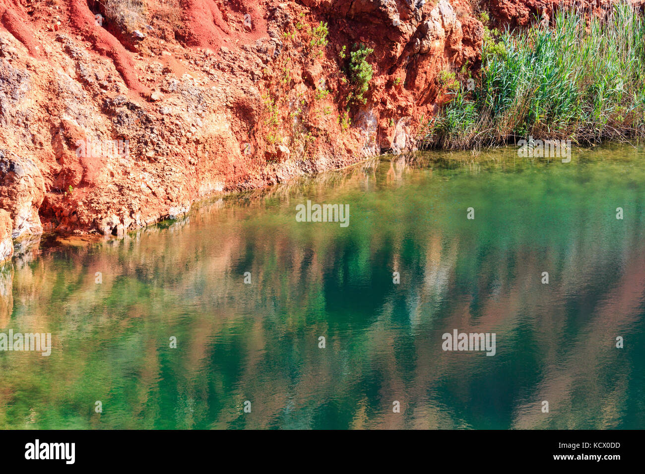 Le lac, dans une ancienne carrière de bauxite sols rouge cave en Pouilles, salento, Otranto ...