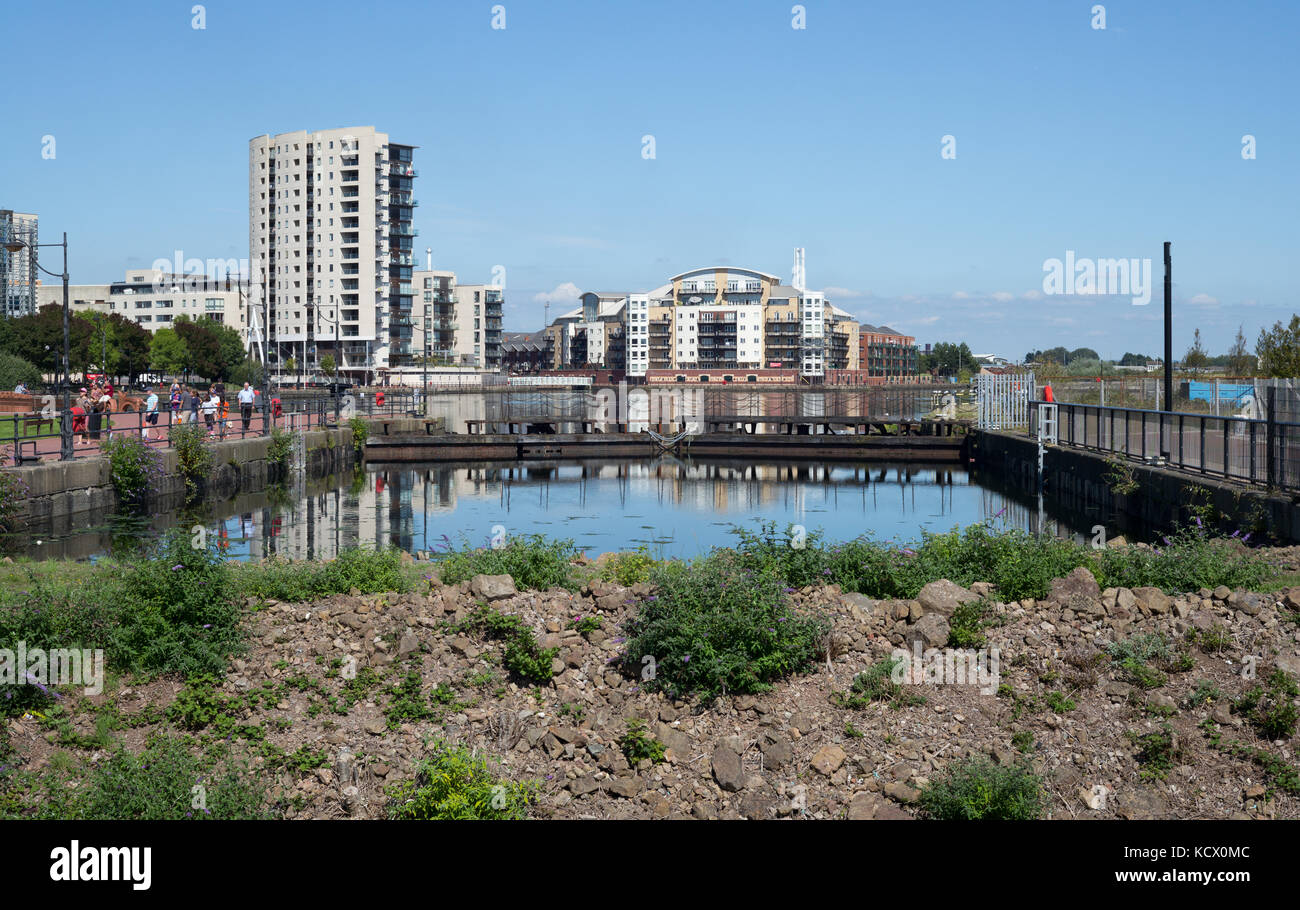 Barrage sur la terre à l'entrée de l'ancien bassin Roath Docks de ...