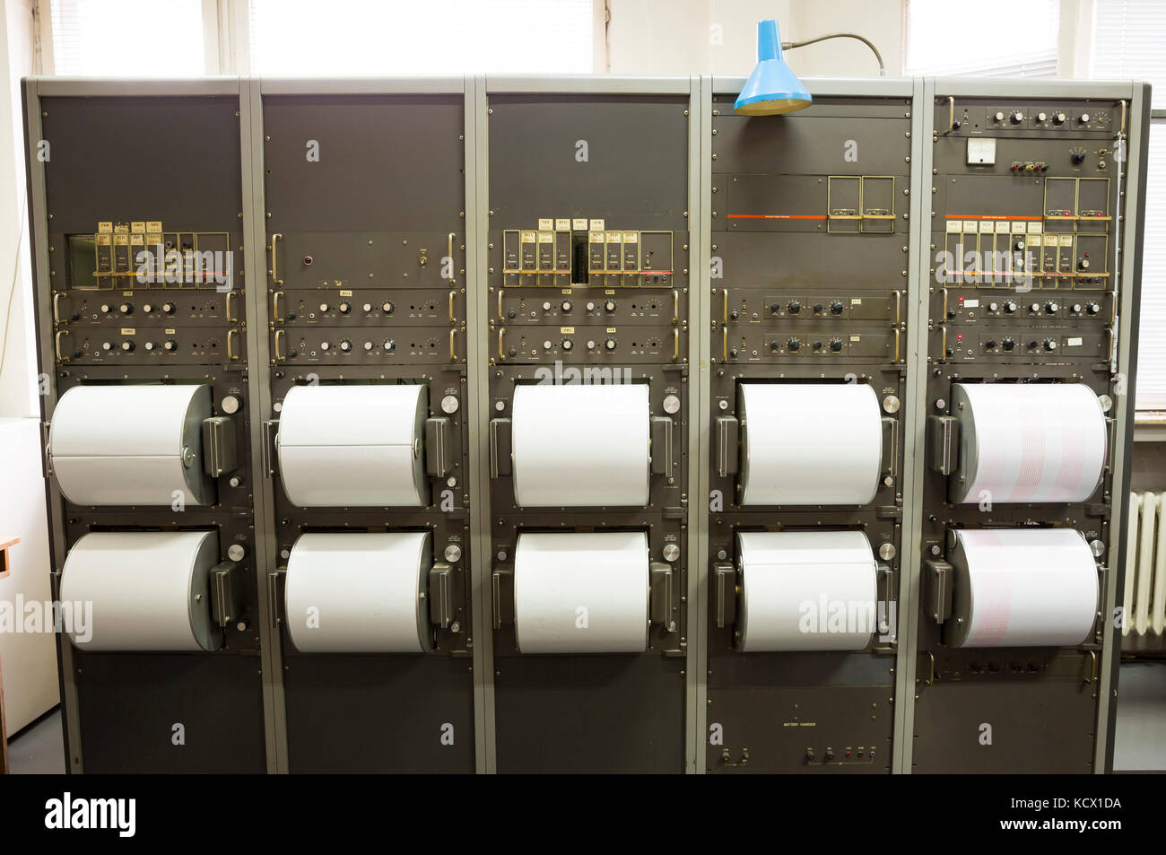 L'enregistrement des sismographes séismes sur la feuille de papier. de ...