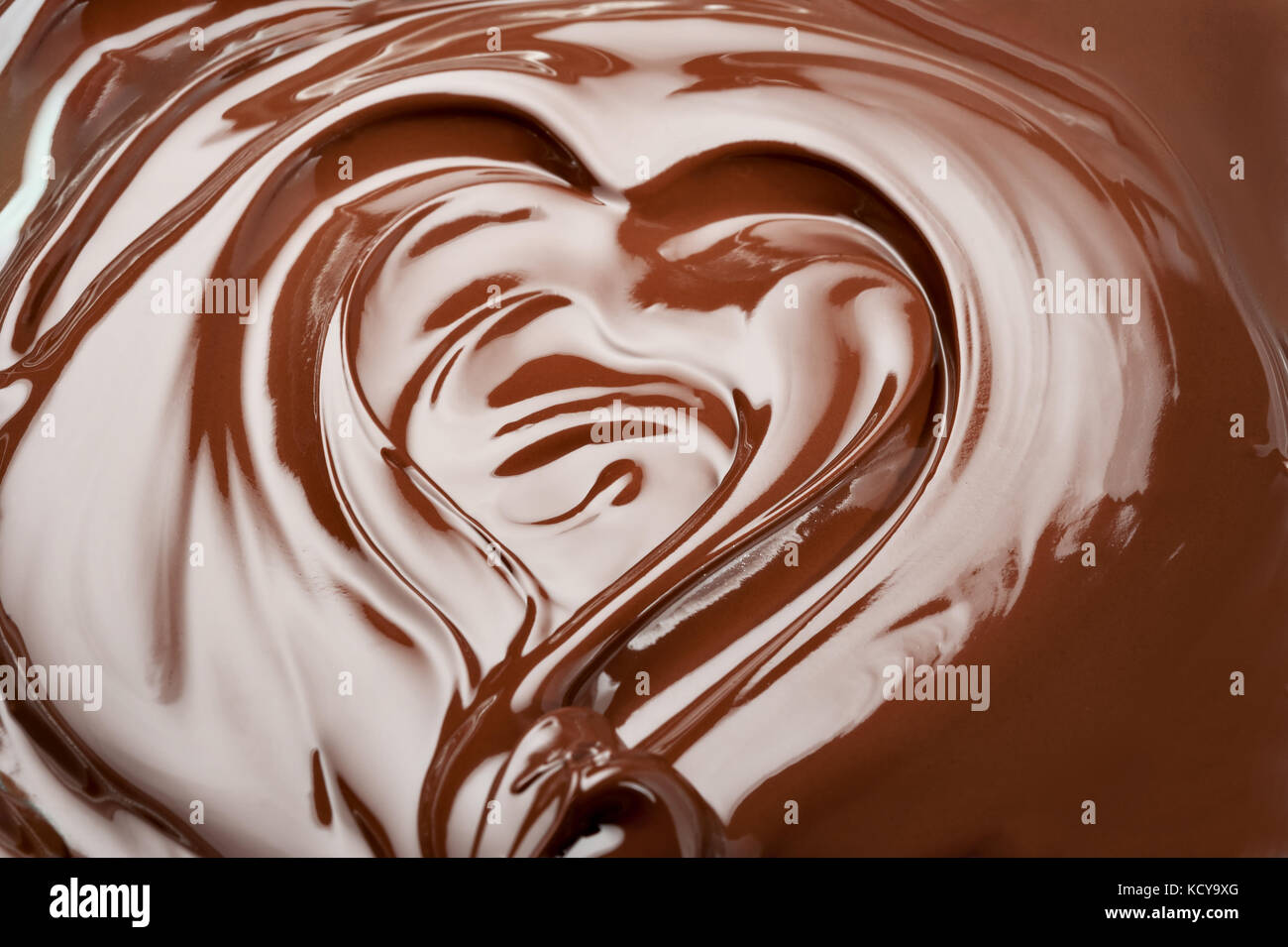 Coeur de chocolat fondu au chocolat fond swirl. splash Photo Stock - Alamy