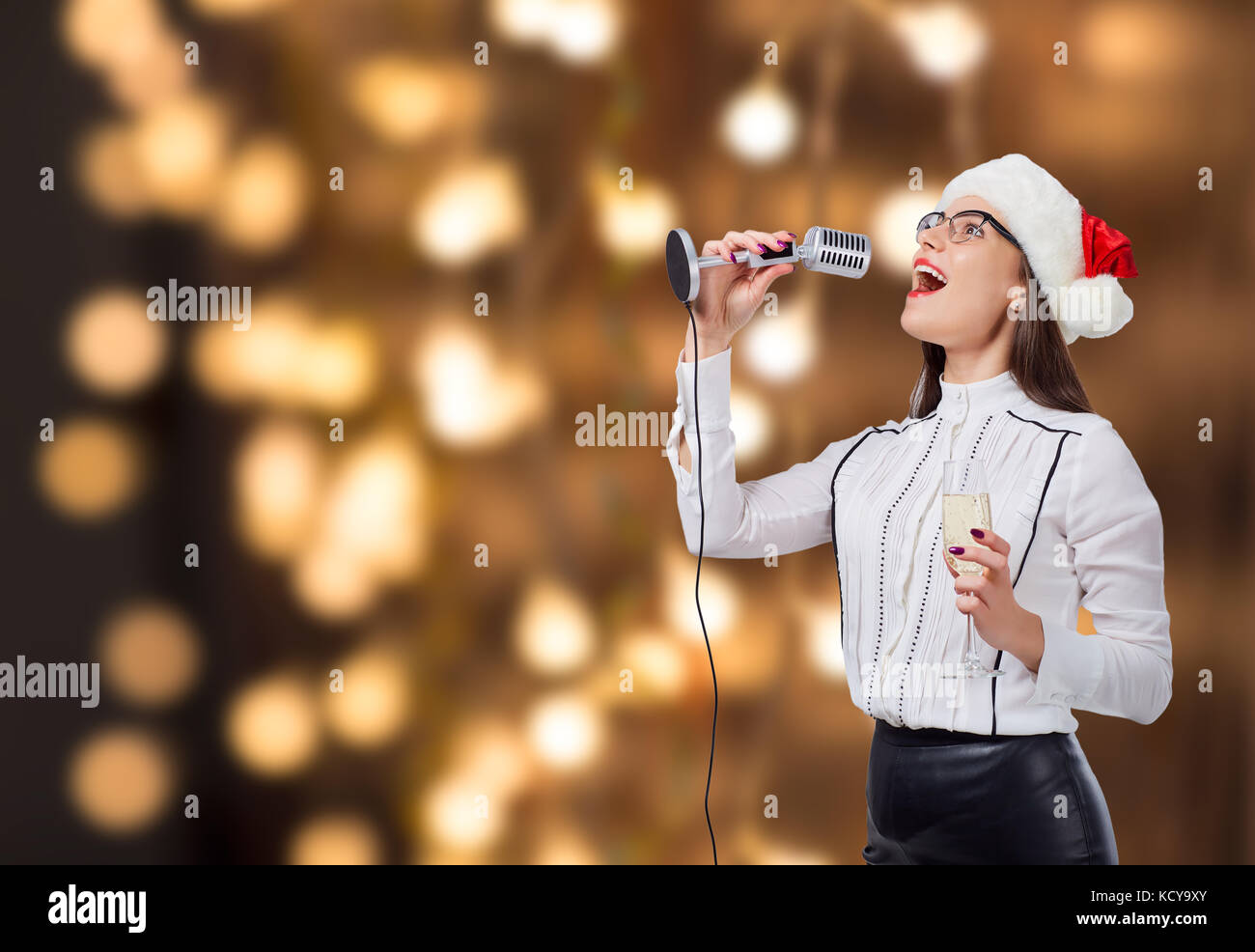 Femme chante Banque de photographies et d’images à haute résolution - Alamy