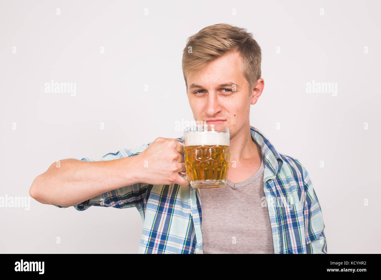 L'homme boit de la bière. beau jeune mec pinte de bière potable sur ...