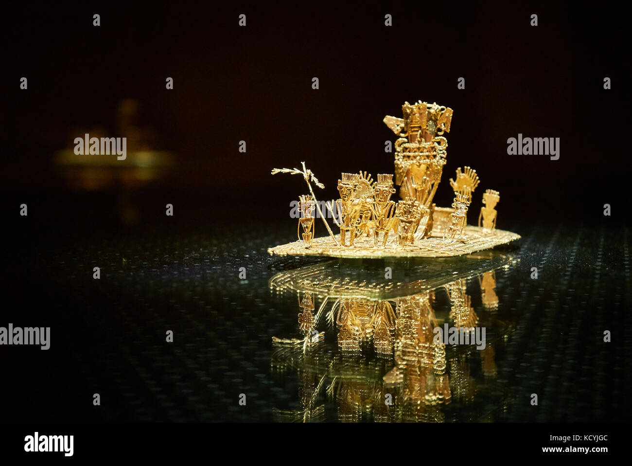 Radeau muisca dans musée de l'or ou Museo del Oro, Bogota, Colombie ...