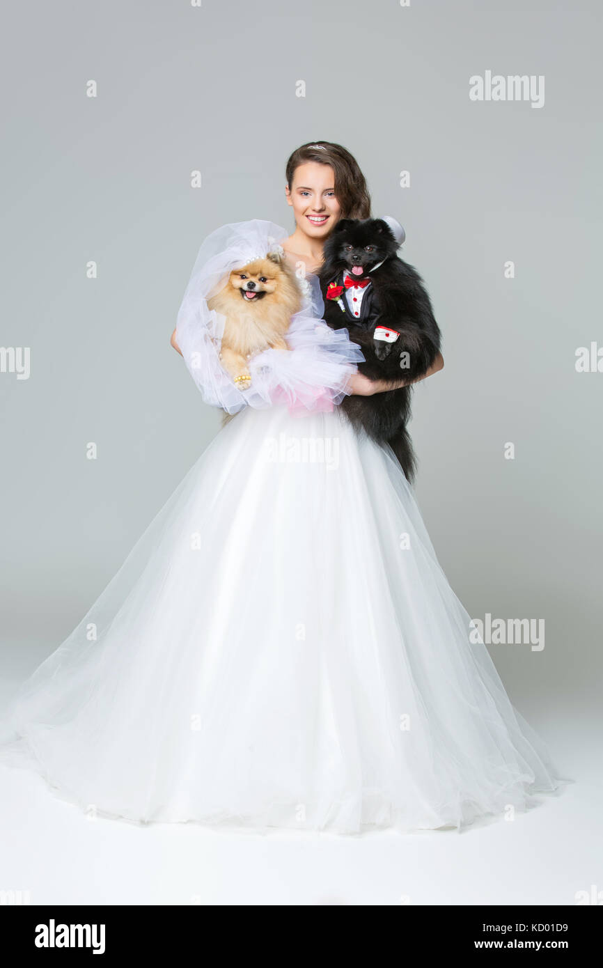 Fille mariée avec couple de mariage chien spitz Photo Stock - Alamy