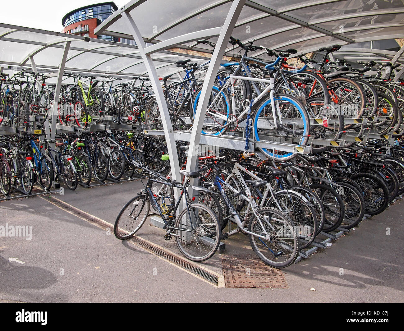 Double decker bike parking Banque de photographies et d’images à haute ...