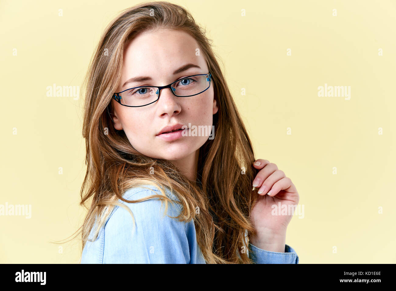 Belle Jeune Fille Adolescente Rousse Avec Des Taches De Rousseur