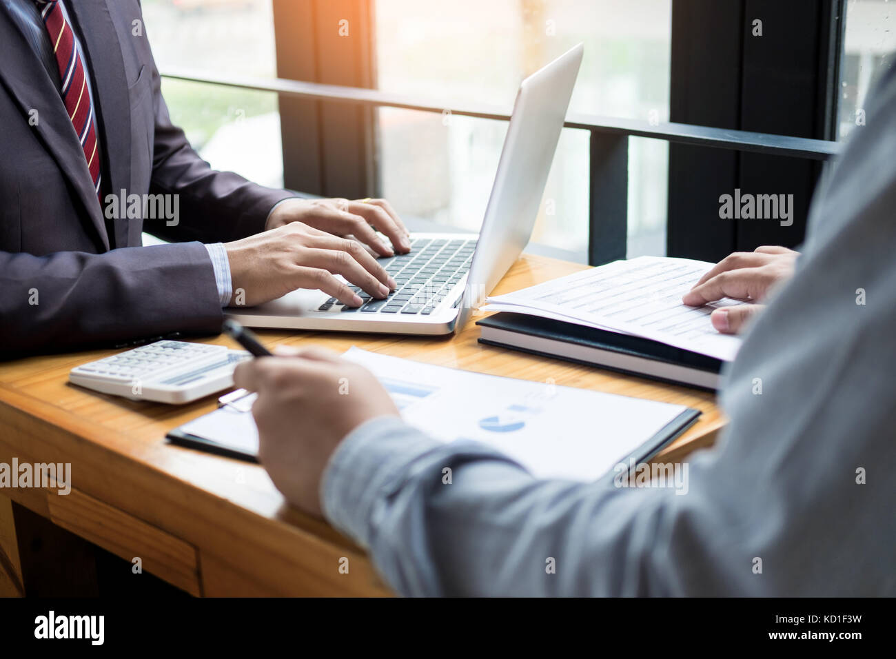 Groupe de gens d'affaires qui ont réussi l'examen par les formalités ...