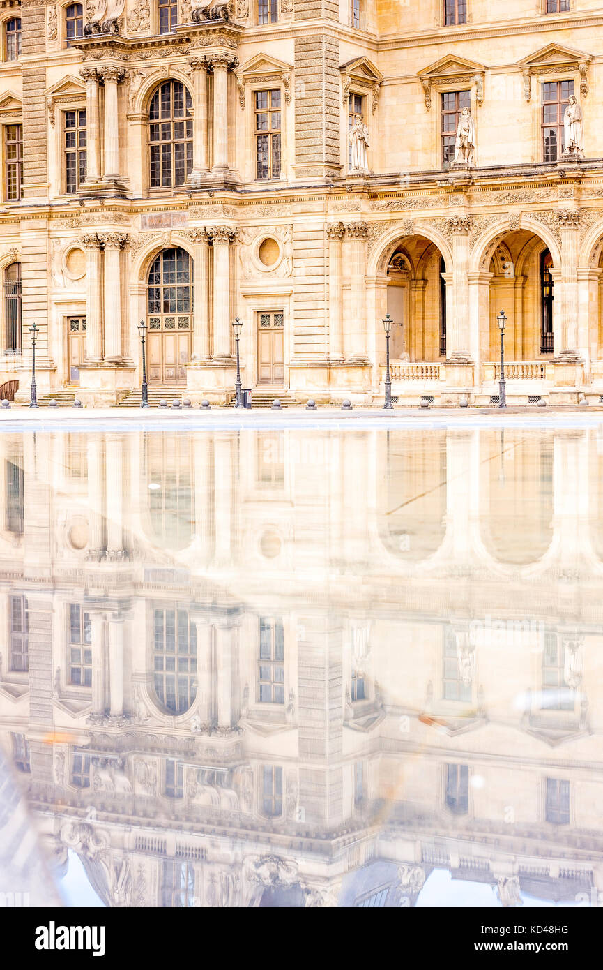 Louvre avant pyramide Banque de photographies et d’images à haute ...